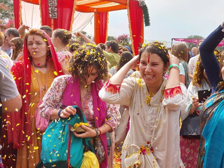 Foreign devotees played Holi of flowers in Vrindavan, devotees danced ...