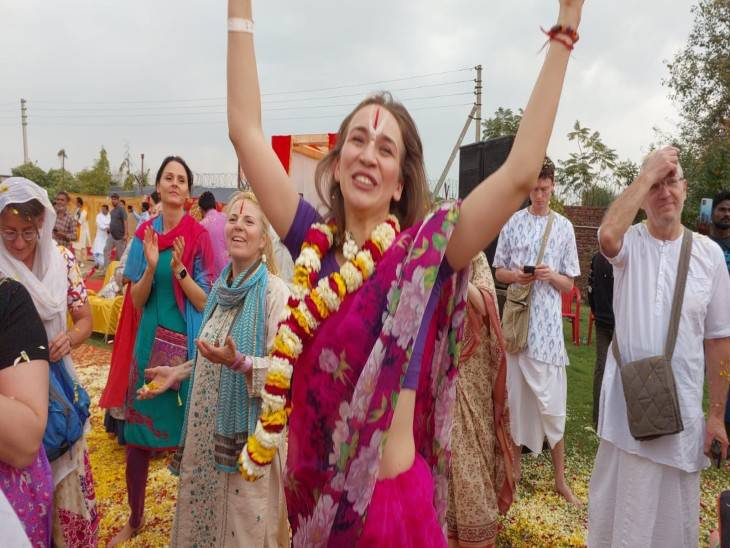 Foreign devotees played Holi of flowers in Vrindavan, devotees danced ...