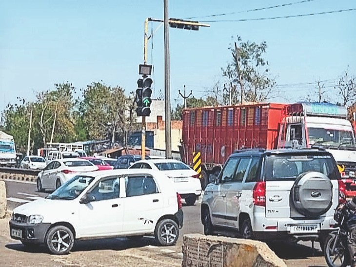 One km will be built on the highway at Sultanpur Chowk. long four lane ...