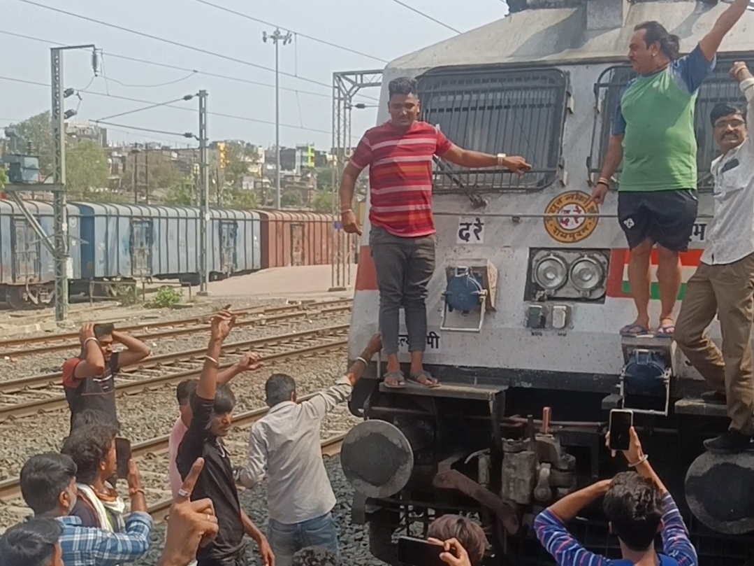 Slogans mounted on engine, Kochivali Express stood for 20 minutes at ...