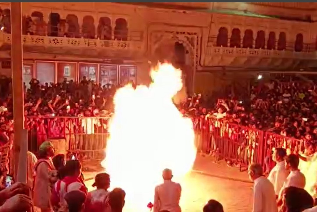 कांकरोली में अनूठी परम्परा, दो मशाल पर एक साथ डाली जाती है राल | Unique ...