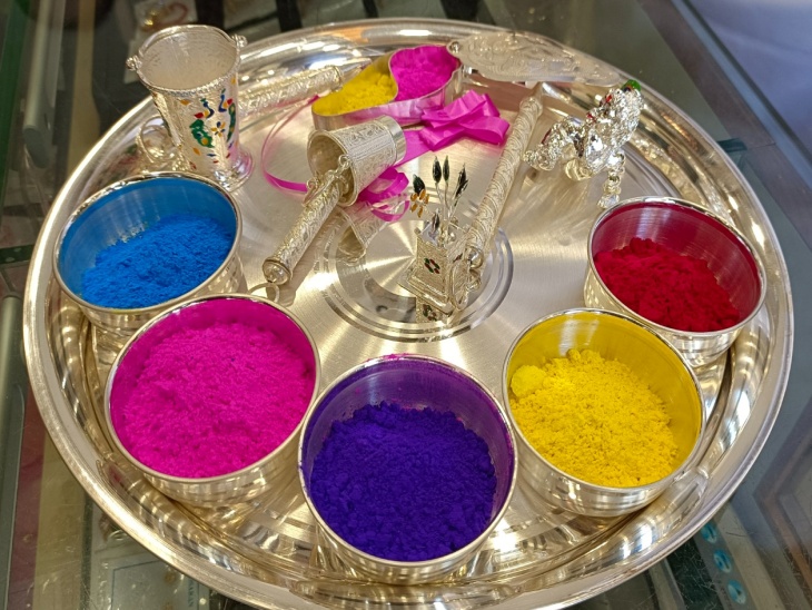 Holi special silver set in Jodhpur market; Will play colors with Laddu ...