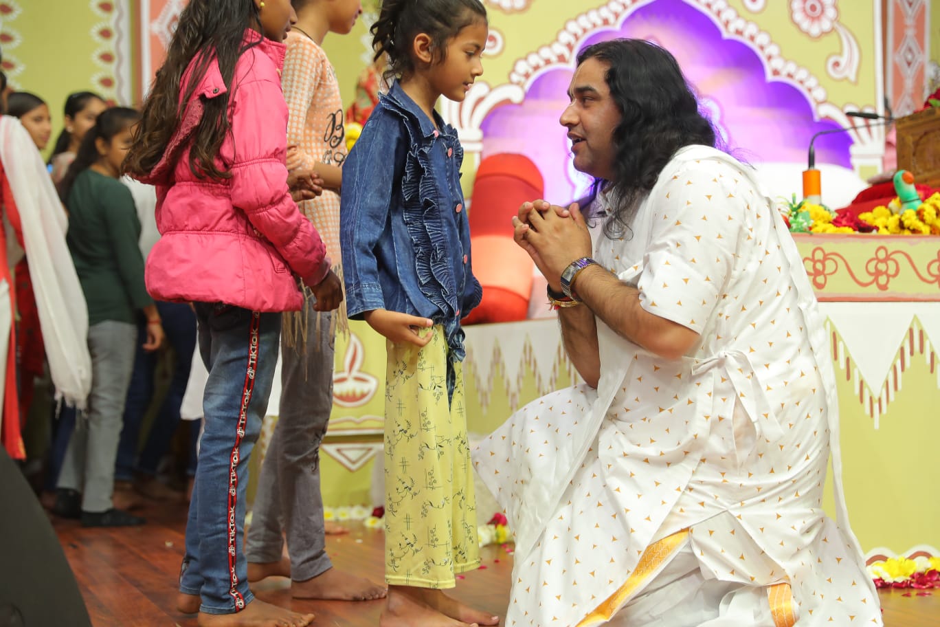 Devki Nandan Maharaj gave Vidya Dhan, organized in Vrindavan's ...