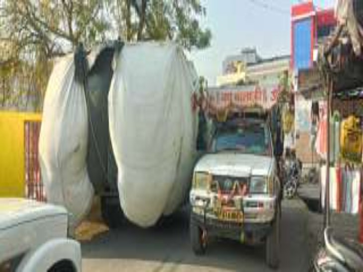Fear of accident due to overloaded tractor trolleys full of straw ...