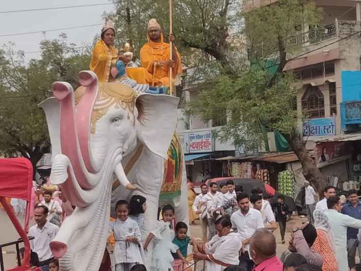 Shobha Yatra taken out on the last day of Vishwa Shanti Mahayagya; 1008 ...