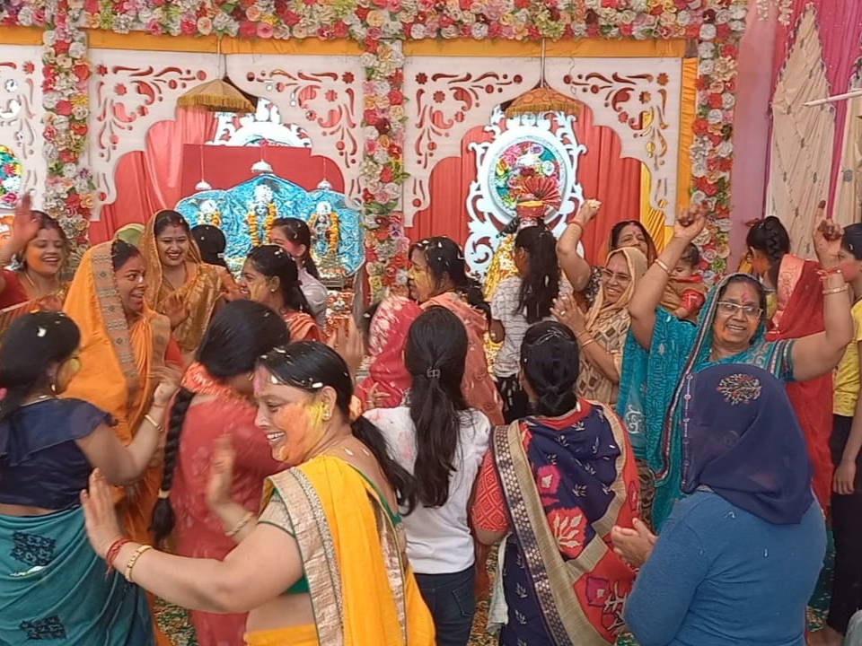 Shyam Bihari temple women played Holi of flowers, people danced to the ...