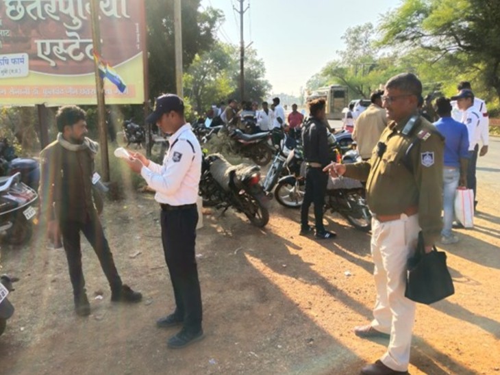 Heavy vigilance of the police at the square-intersections; being ...
