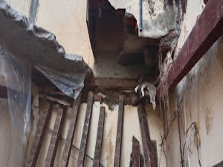 The roof of the house fell in Ward-9 of Rajound, two women were saved ...