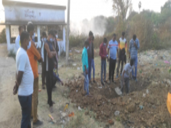 The buried dead body was taken out and handed over to the relatives ...