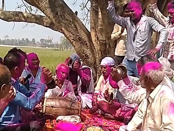 As soon as the traditional song of Fagua starts, everyone gets colored ...
