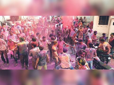 Rang-Gulal mixed sweetness in the hearts, first vaccinated Thakurji ...