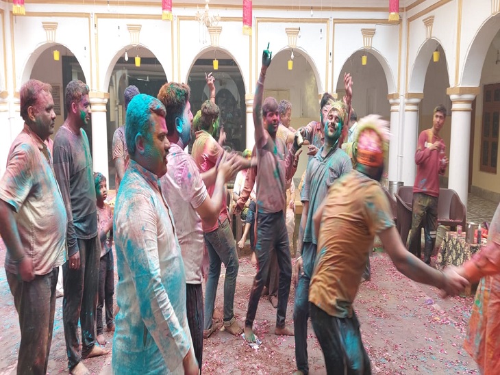 Azamgarh Cloth tearing Holi being played in for 40 years | आजमगढ़ में ...