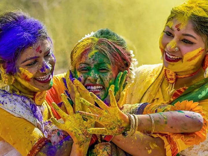 People dancing on songs like Lal-Lal Ray, Ude Rang in Holiyan, Huriyar ...