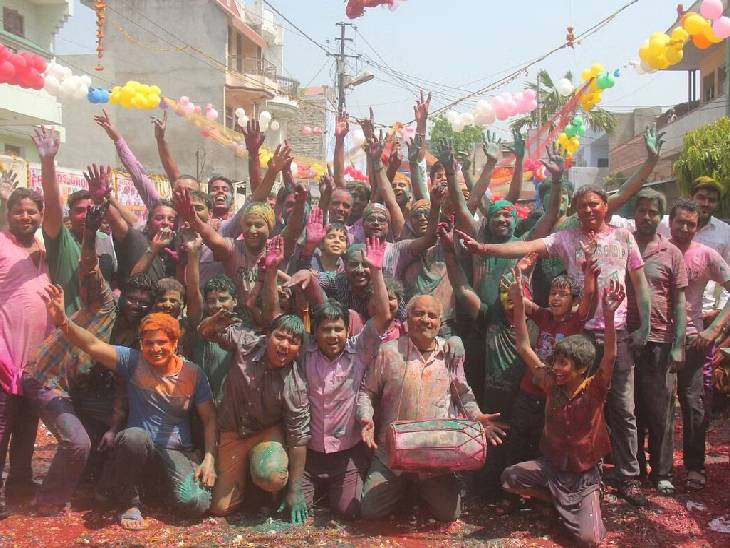 People dancing on songs like Lal-Lal Ray, Ude Rang in Holiyan, Huriyar ...