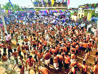 Pavata's Hadira Chowk became battlefield, youth, elders and children ...