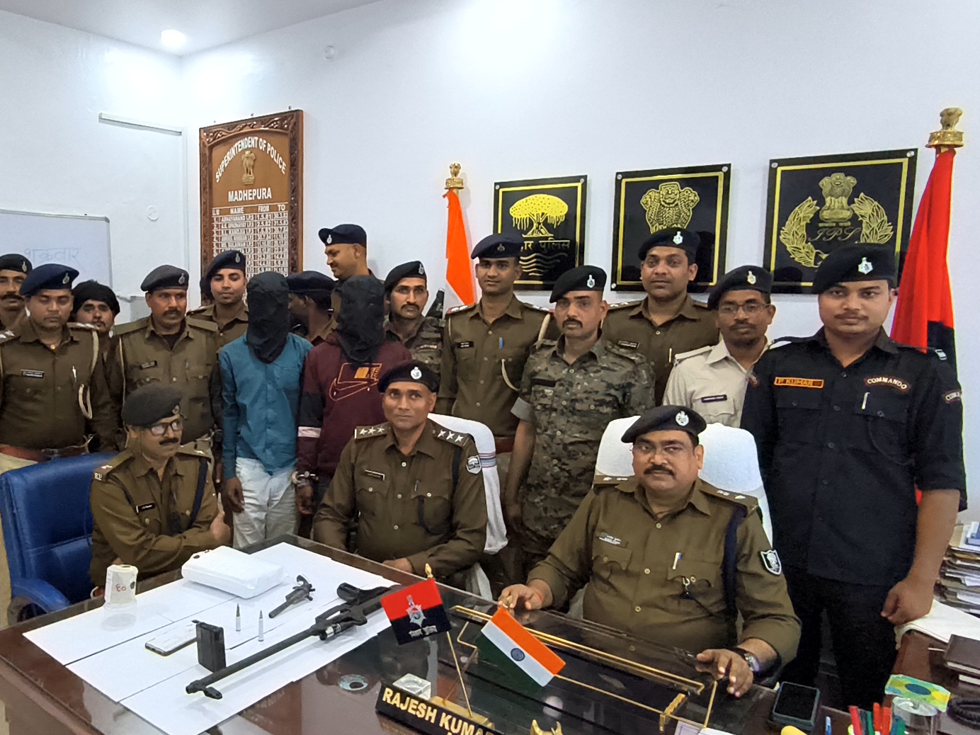 Rifle and desi katta recovered from the criminal, had taken betel nut ...