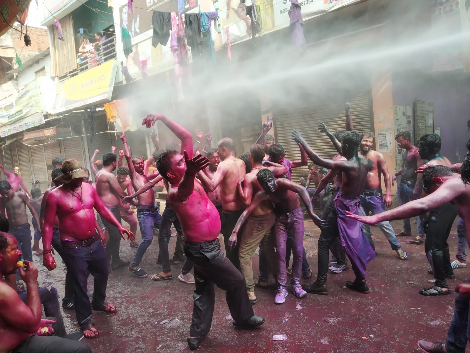 Cloth tearing Holi played while dancing to the tune of DJ in Naini ...