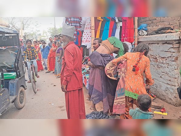 कंधे पर युवक का शव ले परिजन भागे अस्पताल में मची अफरा तफरी Relatives
