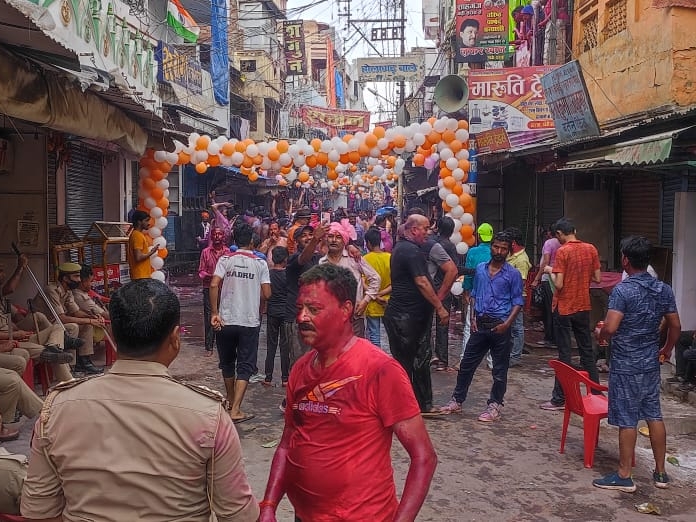 Cloth tearing Holi played while dancing to the tune of DJ in Naini ...