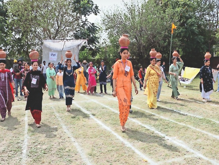 Took part in matka race, spoon run, heritage tambola | होला मोहल्ला को ...