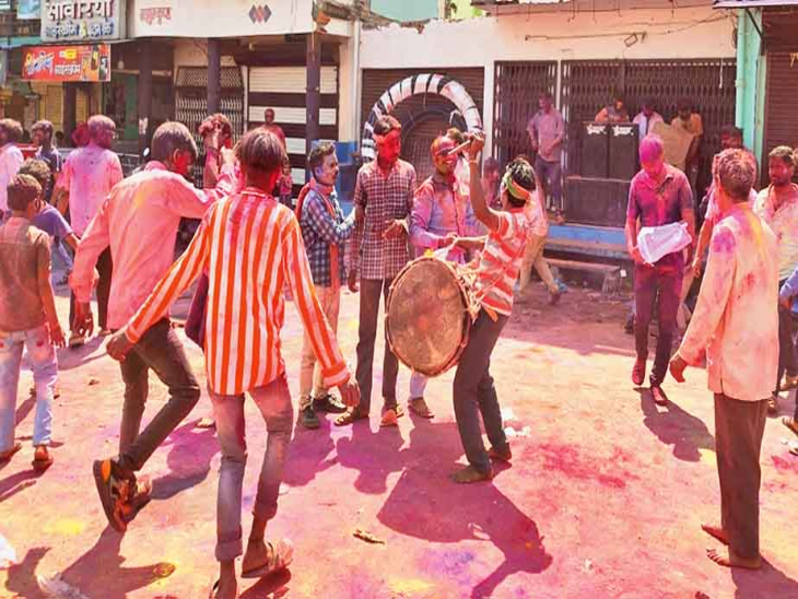 Holi celebrated with enthusiasm with dried gulal on the beat of Mandal ...