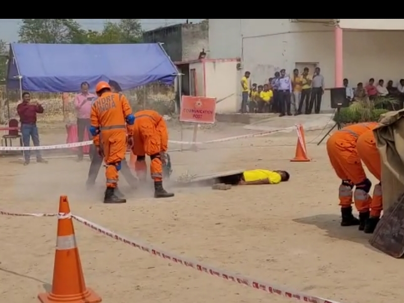 Tips for rescue in disaster, training given to rescue people by setting ...