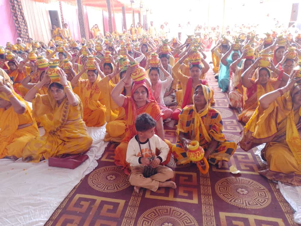A procession of 600 women carrying Kalash heads, singing Pragya Geet ...