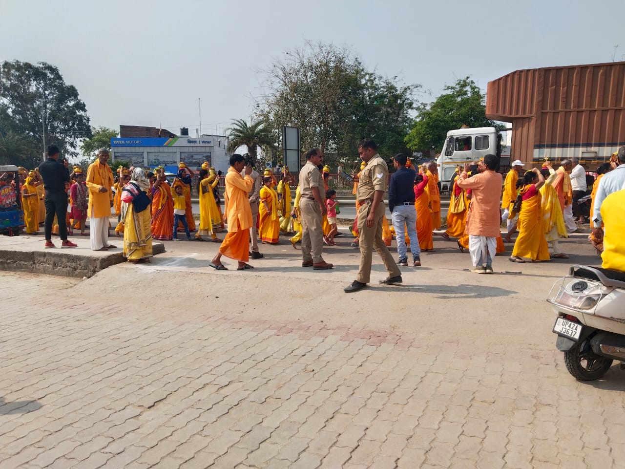 A procession of 600 women carrying Kalash heads, singing Pragya Geet ...