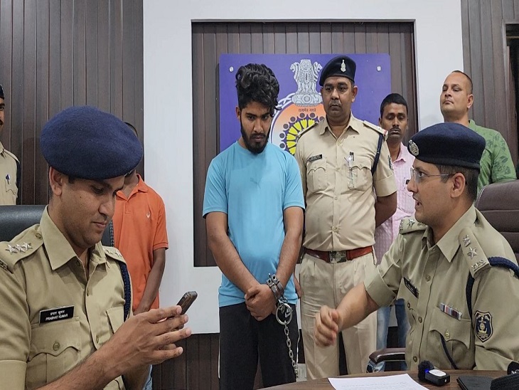 Durg police arrested, SP fiercely took class | सोशल मीडिया में रायफल के ...