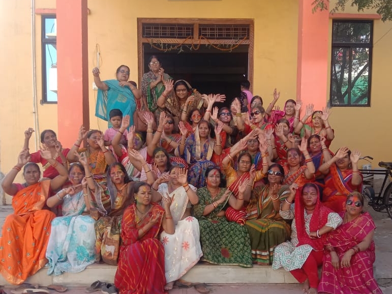 The women of the Kayastha community hurled gulal | श्री चित्रगुप्त ...