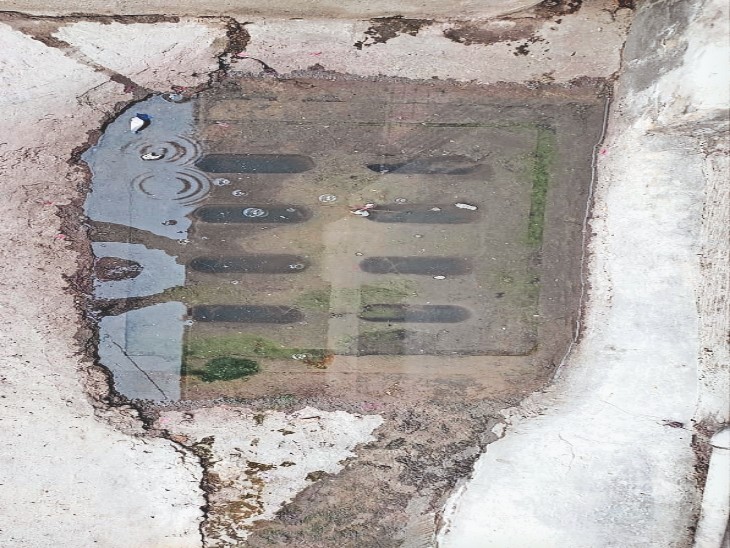 People upset due to sewer blockage in New Model House, water filled in ...