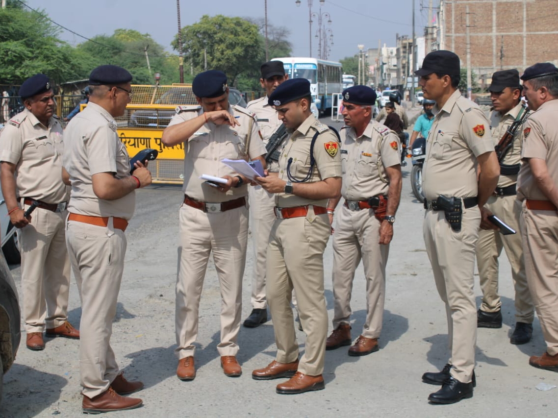 Hisar - Police blockade, ADGP-SP also on the road, challan.