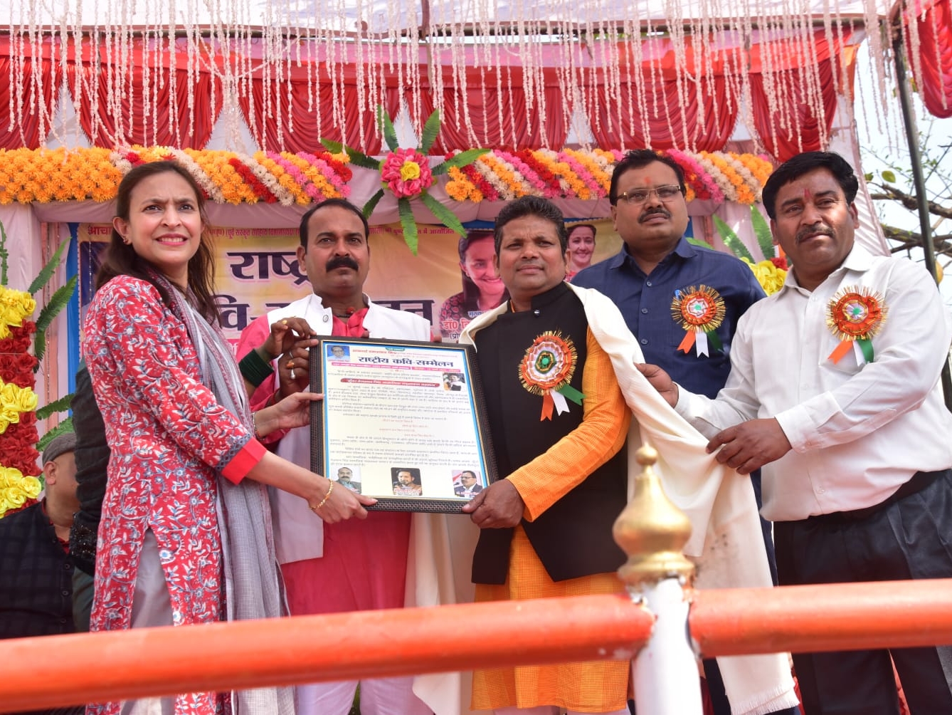 Dr. Vijayashree Sona honored the intellectuals by giving them a shawl ...