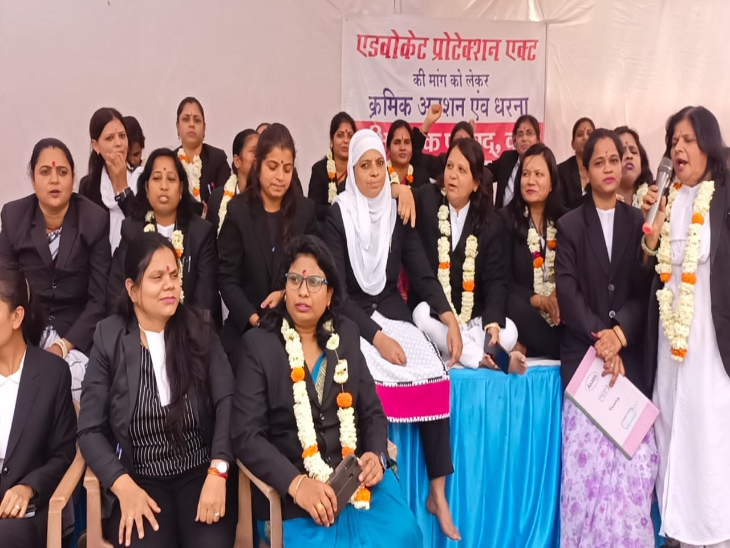 Rajasthan kota Female lawyer sitting on hunger strike, demanding ...