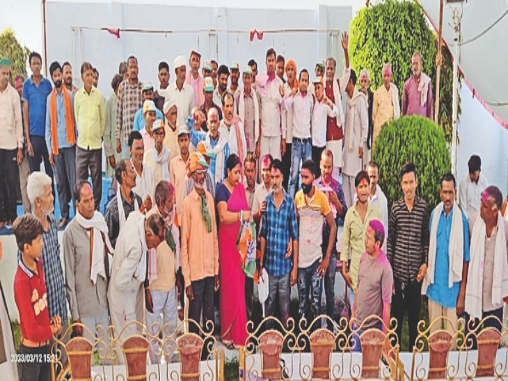 BSP workers join Congress, welcomed by the Speaker | कांग्रेस का हाेली ...