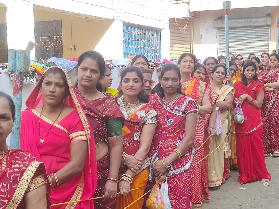 Amidst long queues of women: Basoda was offered to the mother, the ...