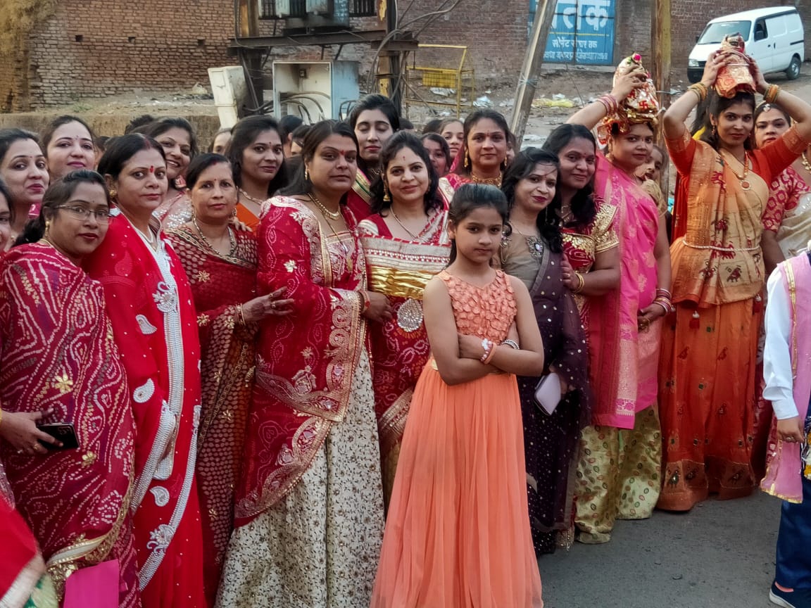 Women were carrying Gangaur Mata on their heads while dancing | अग्रवाल ...