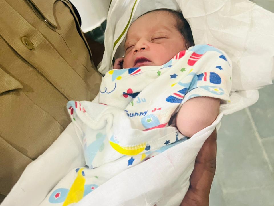 Parents left abandoned as soon as they stepped into the world, newborn ...