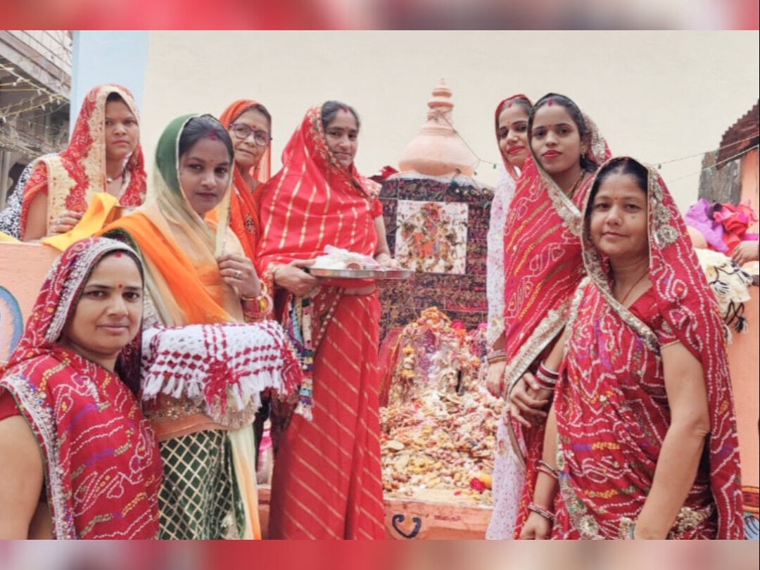 People danced to the songs of Holi, the youth burst gulal, Matki Phod ...