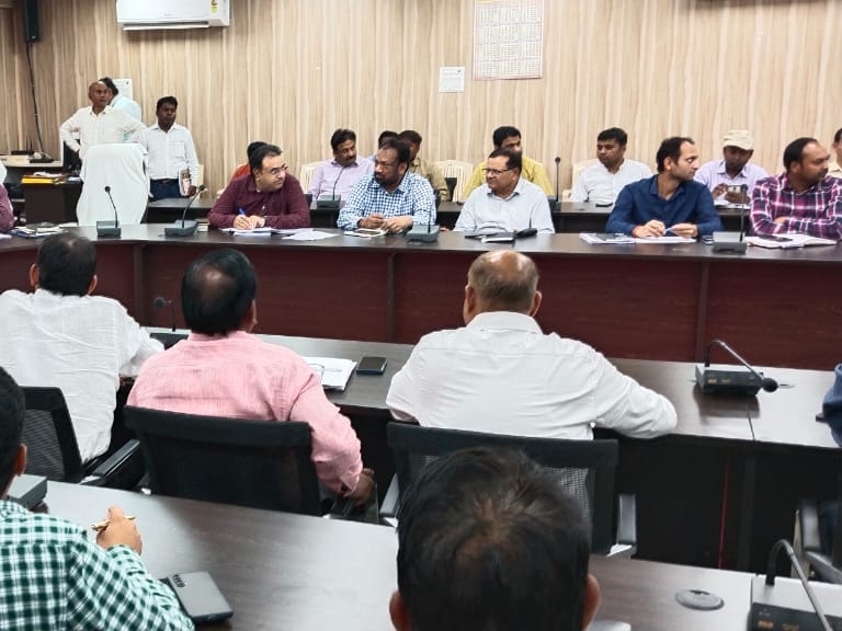 In view of the strike of power workers in Basti, DM held a meeting ...