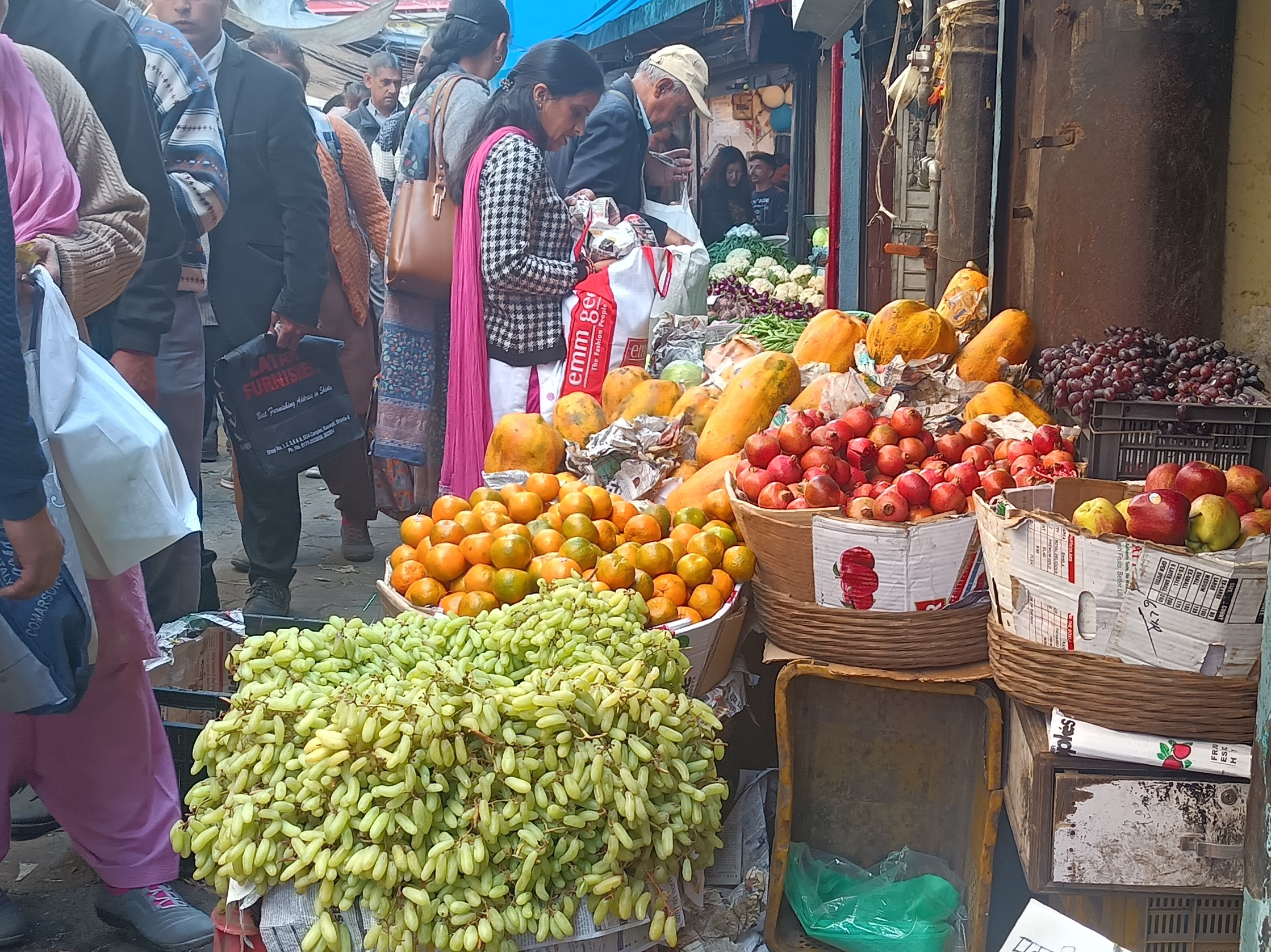 Shimla Market Fruit Price Hiked, People Purchasing Only Vegetables ...