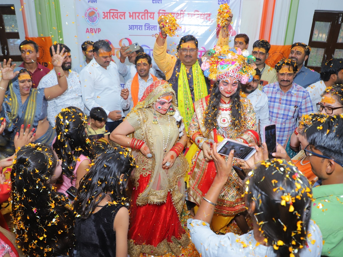 Holi meeting ceremony held in Kheragarh.... Women played Holi of ...