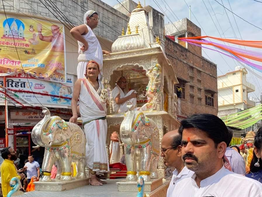 The procession came out with music, the women of Veer Bahu Mandal were ...