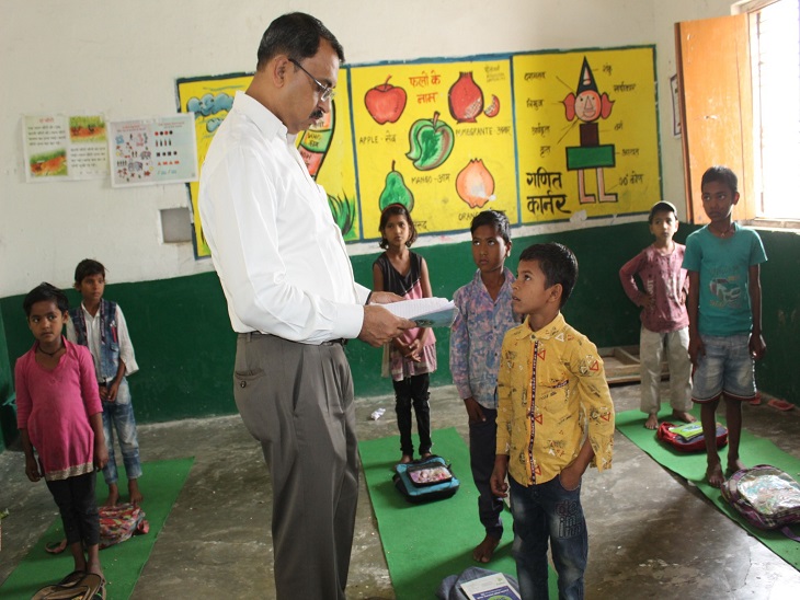 Azamgarh DM inspected Amrit Sarovar | आजमगढ़ DM ने अमृत सरोवर का किया ...