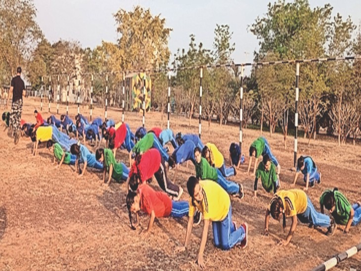 Students learned the daily routine of soldiers, what exercises are ...