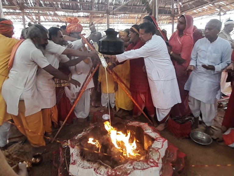 वैदिक मंत्रोच्चार के साथ किया हवन, परिक्रमा के लिए जुटे हजारों ...
