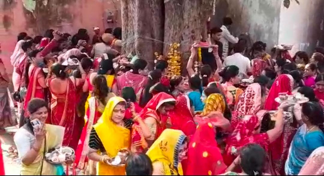 To improve the happiness and prosperity of the house, women worship ...