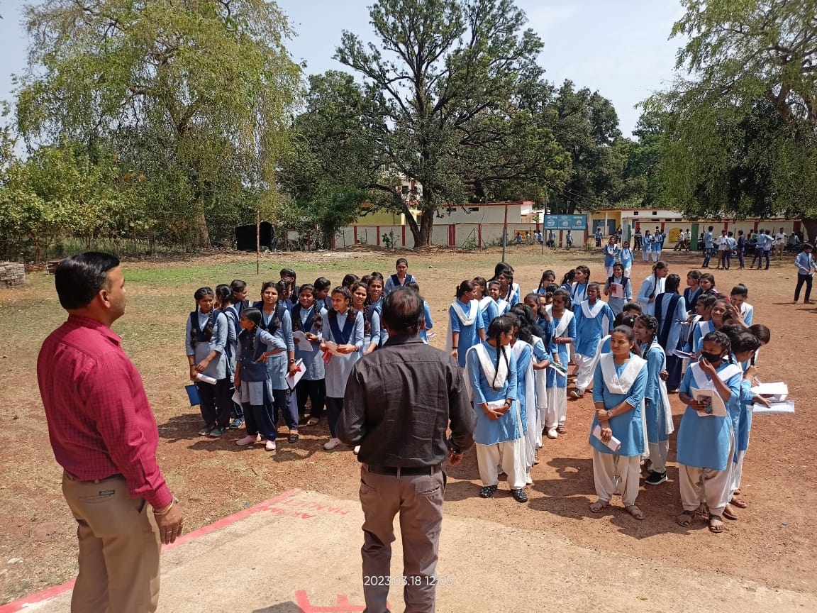 The team of Girls College of Seoni Malwa told the plans to the students ...