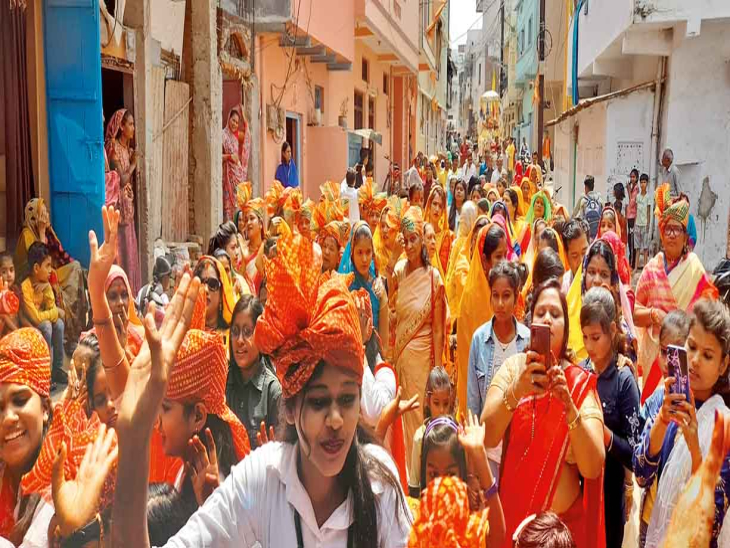 Devotee Karma Devi Jayanti took out a procession, girls wearing turban ...