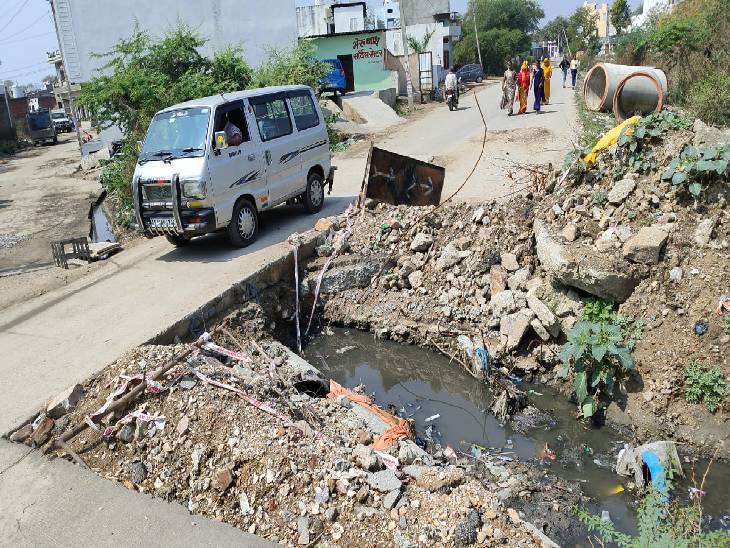 गिलूंड रोड पर नाला निर्माण नहीं होने से रुका सड़क निर्माण कार्य, लंबे ...
